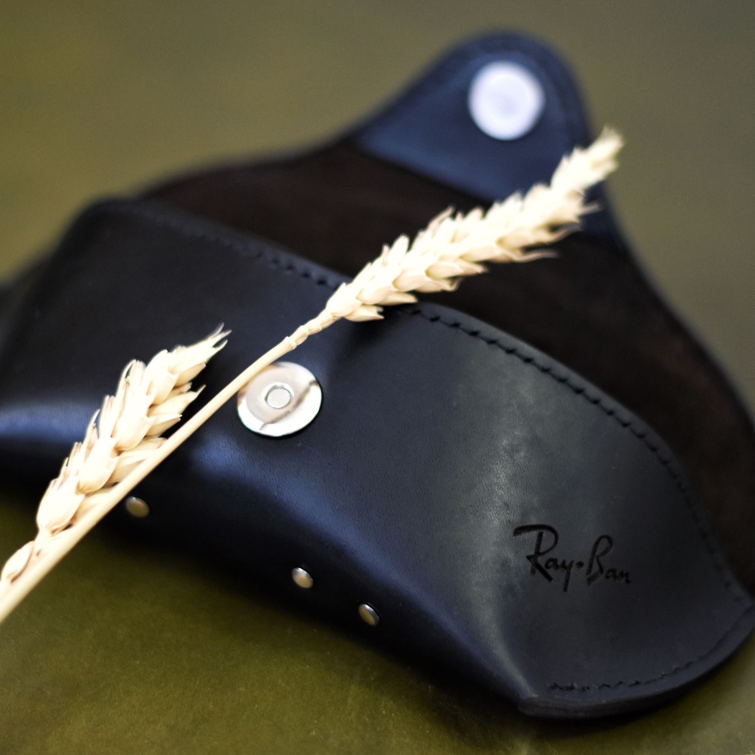 Очечник кожаный черный на магните с гравировкой RayBun в интернет ...