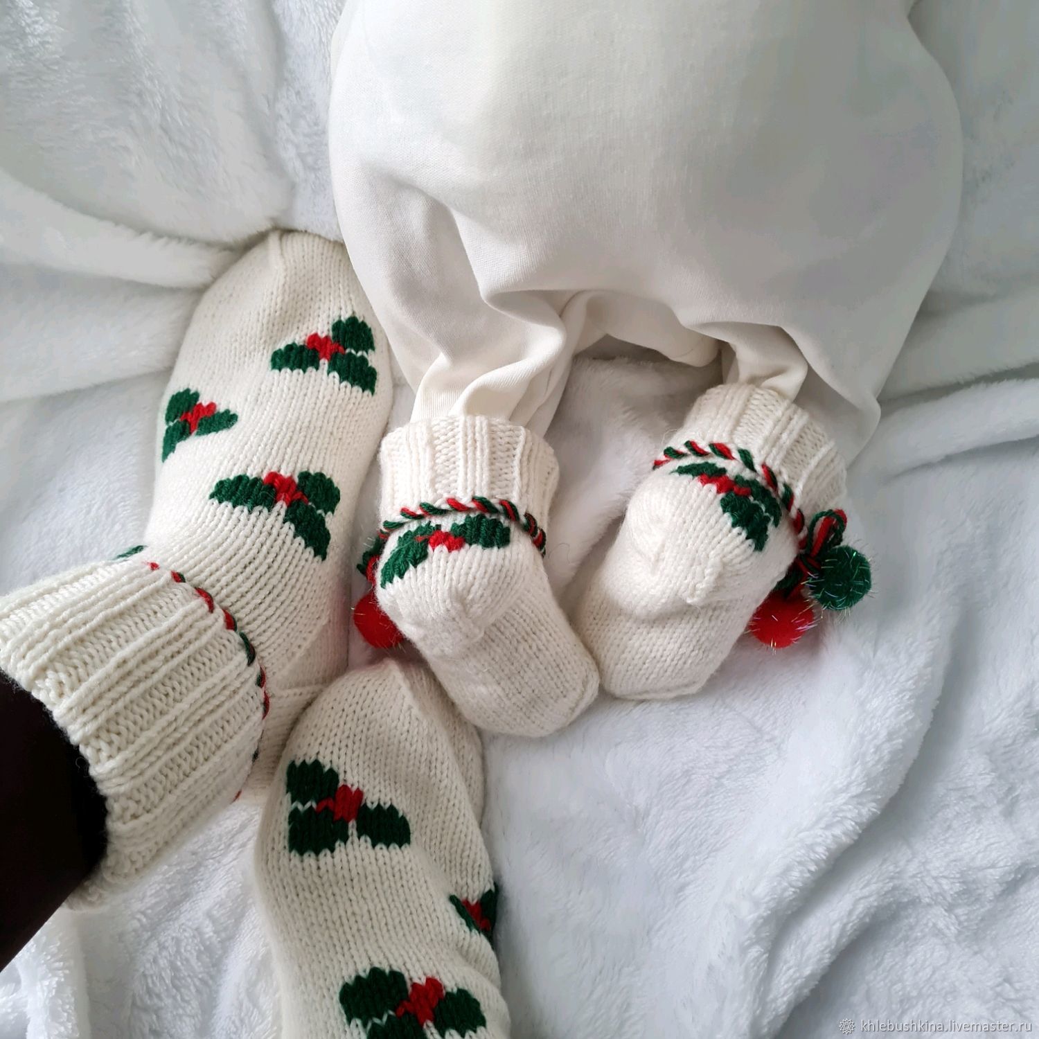 Носки вязаные. Новогодние вязаные носочки для мамы и малыша в интернет ...