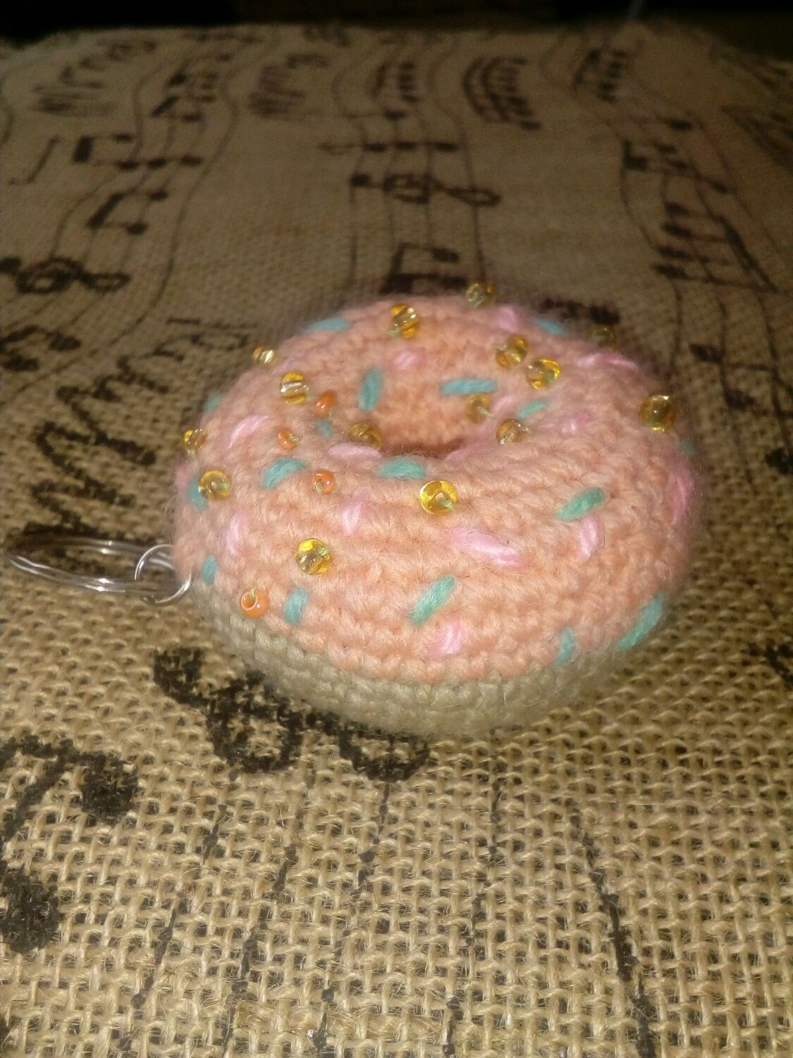 Брелок пончик с глазурью вязаный крючком. Сувенир, подарок. в интернет ...