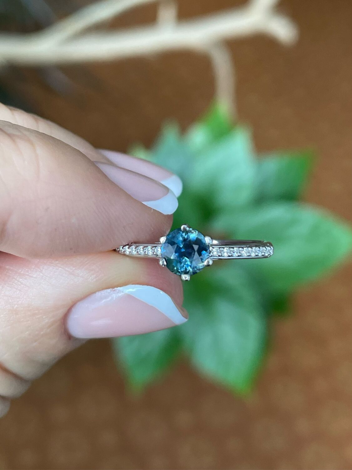 17.25 Кольцо с полихромным сапфиром 0.82 ct купить в интернет-магазине ...