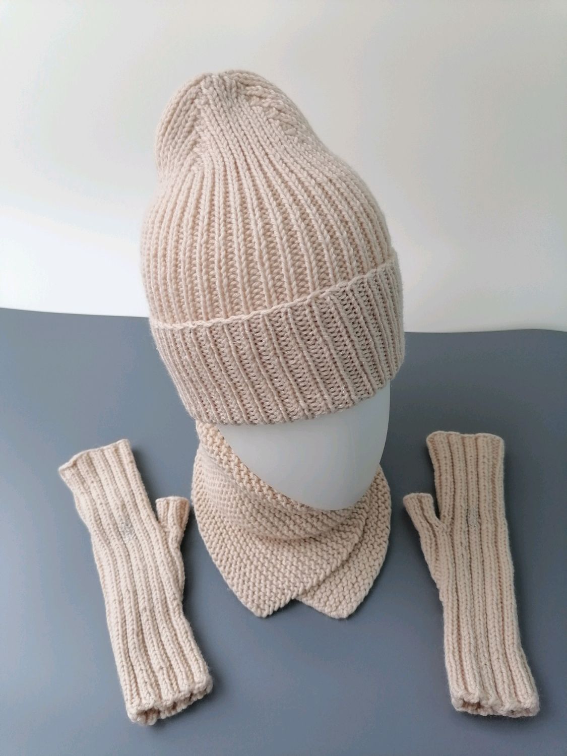 Комплект: шапка, повязка, снуд, митенки женский вязаный – заказать на ...