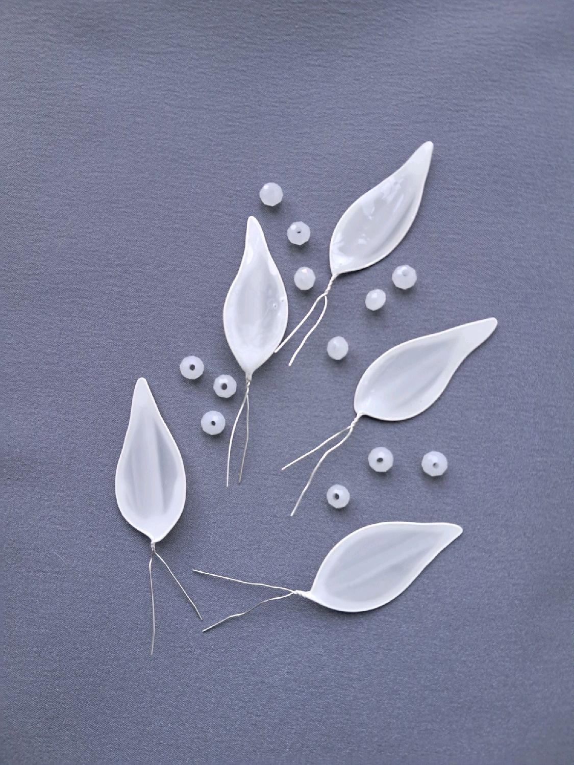 Листья зауженные белые глянцевые из смолы витраль в интернет-магазине ...