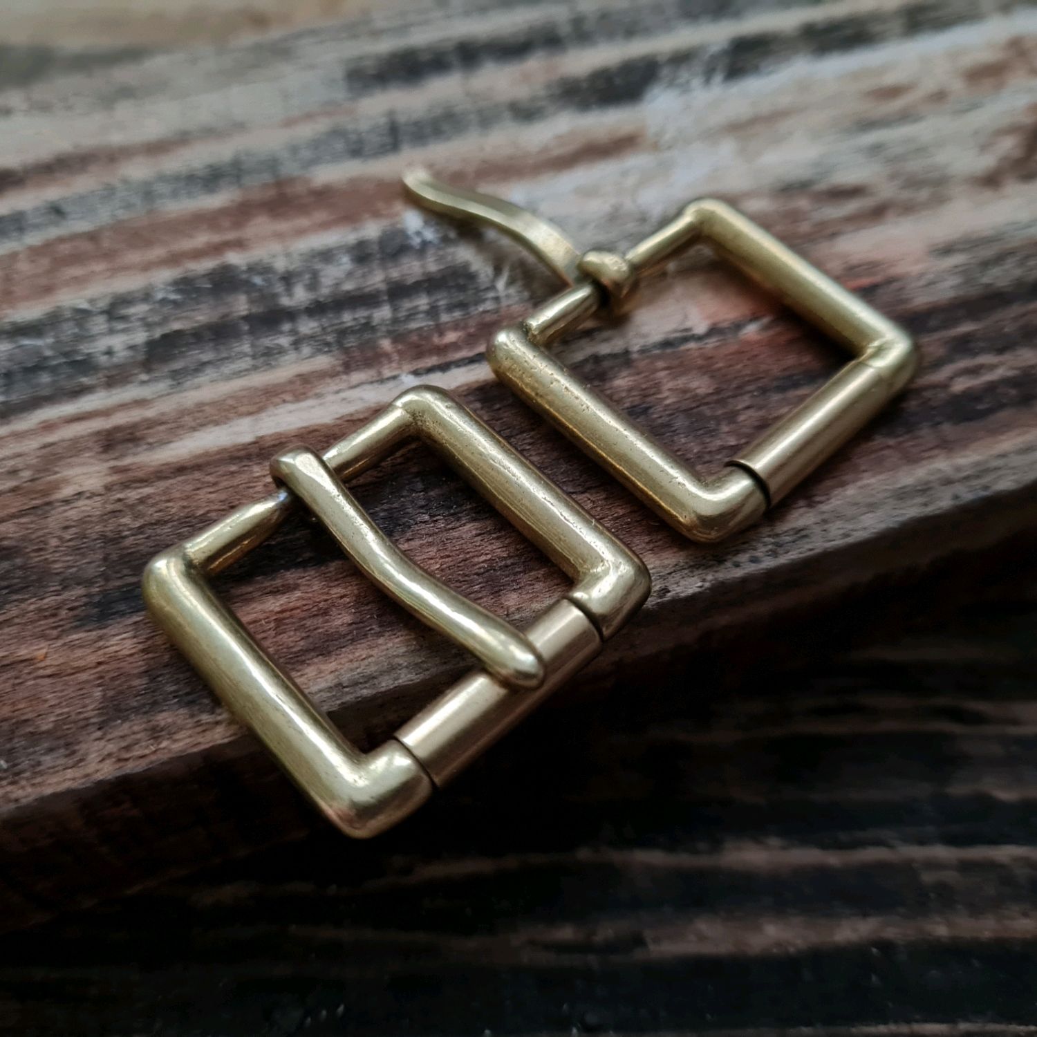 Пряжка латунная LF10. Ширина 20 мм в месте крепления ремешка. в ...