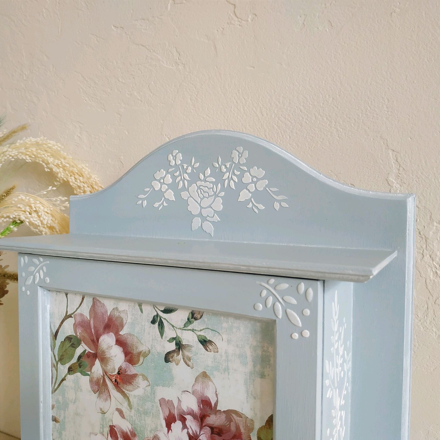 Деревянная настенная ключница голубая с дверцей Розовые цветы в интернет магазине на Ярмарке