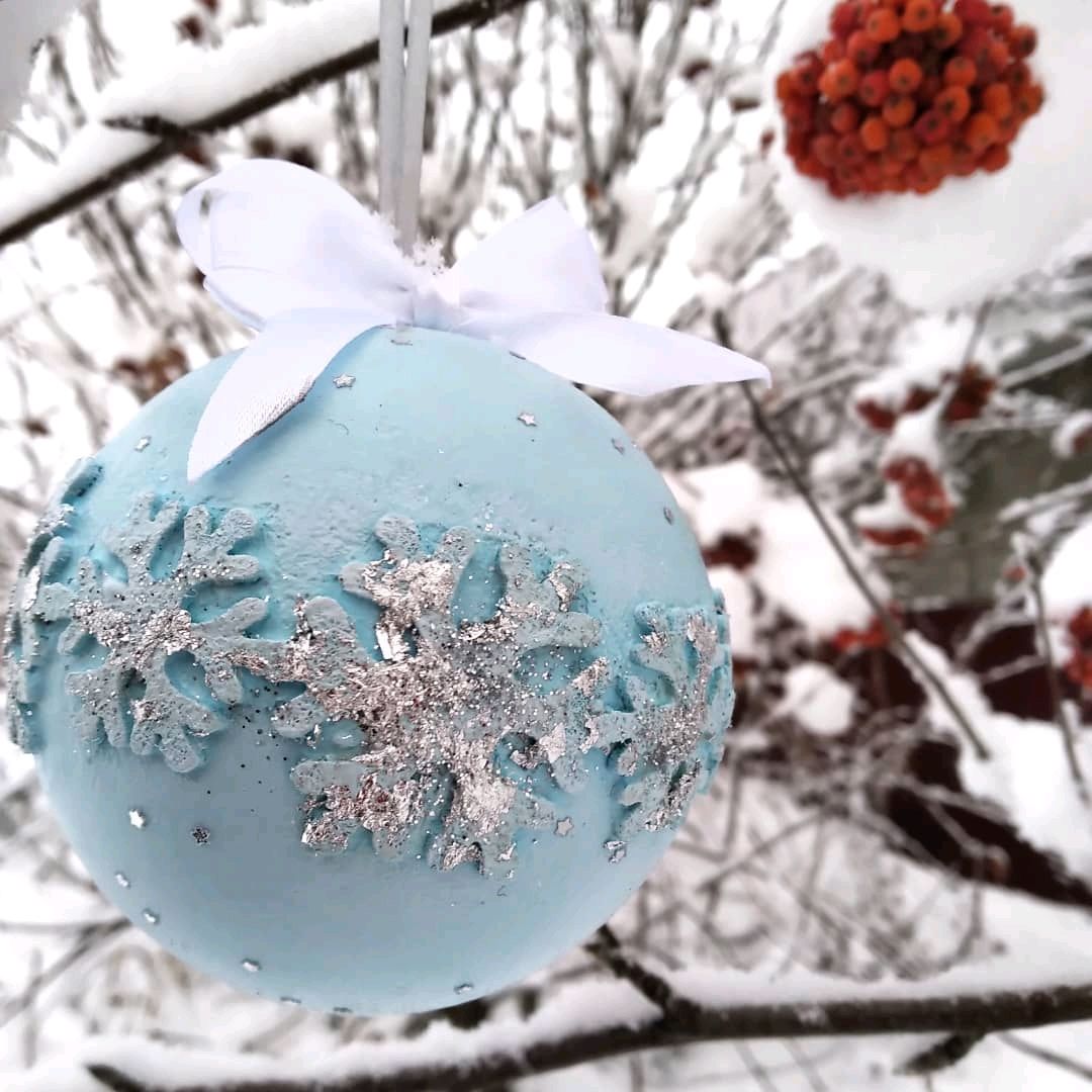 Елочный шар серебристо-голубые снежинки в интернет-магазине Ярмарка ...