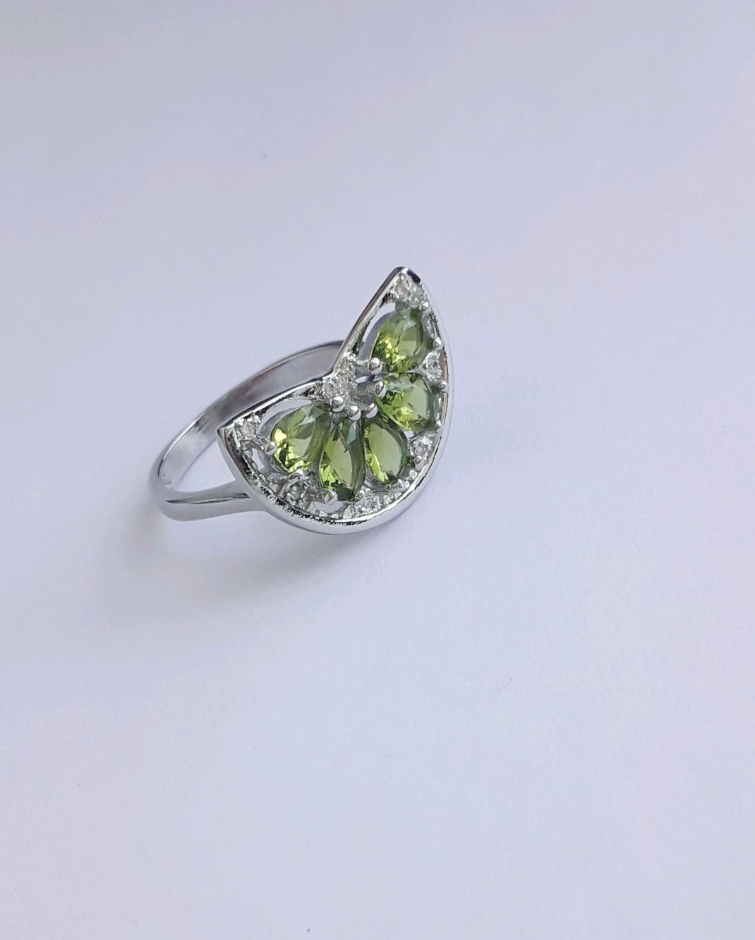 Серебряное кольцо "Lime slice" (хризолит, цирконы) в интернет-магазине ...