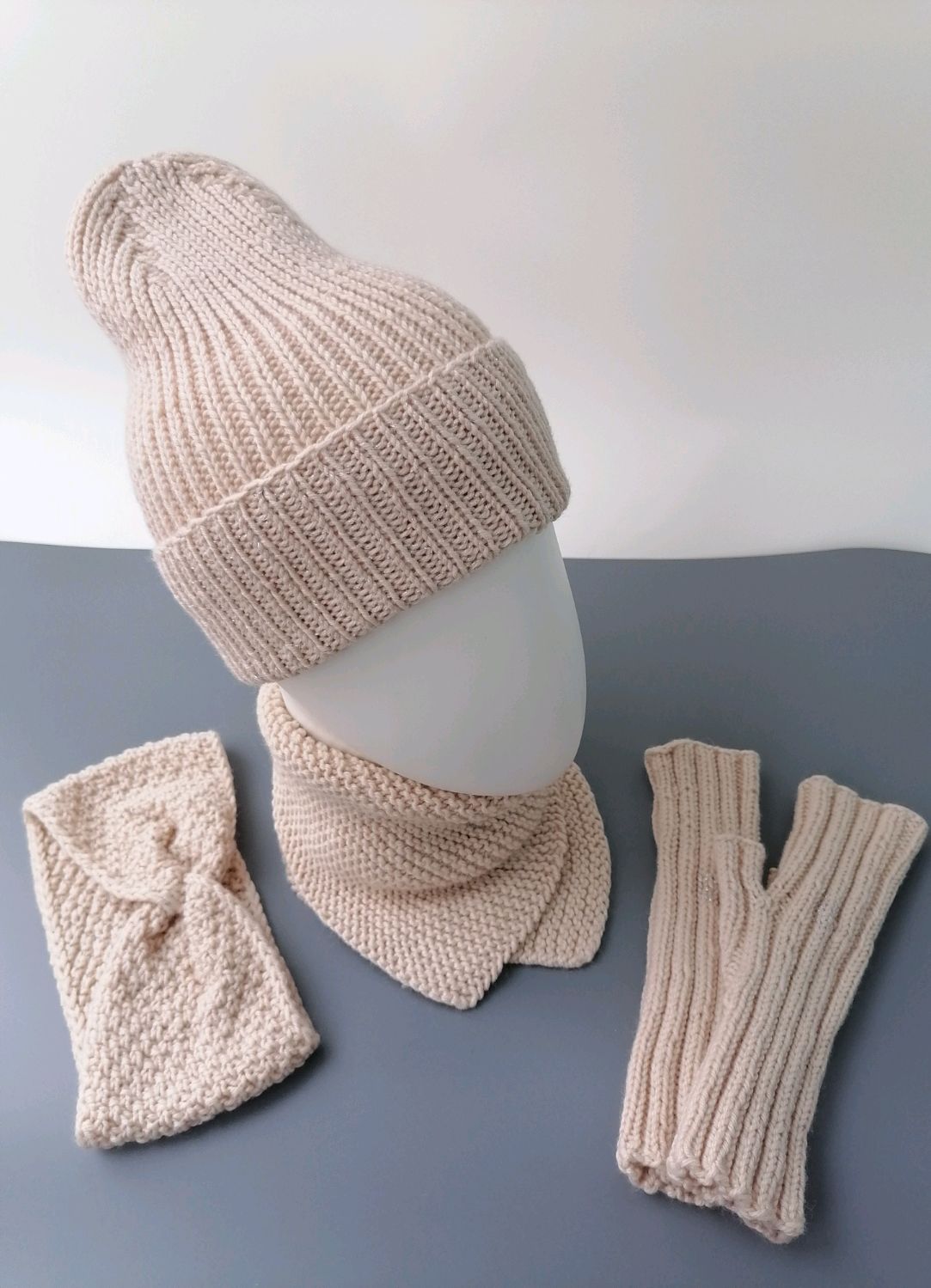 Комплект: шапка, повязка, снуд, митенки женский вязаный – заказать на ...