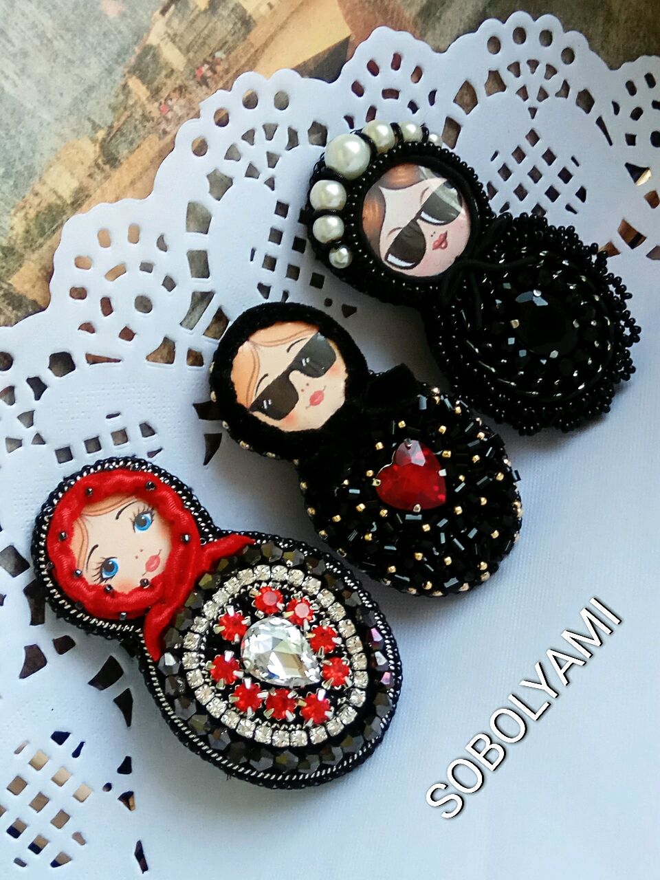 Матрешка -бунтарка в очках, брошь из бисера вышитая – заказать на ...