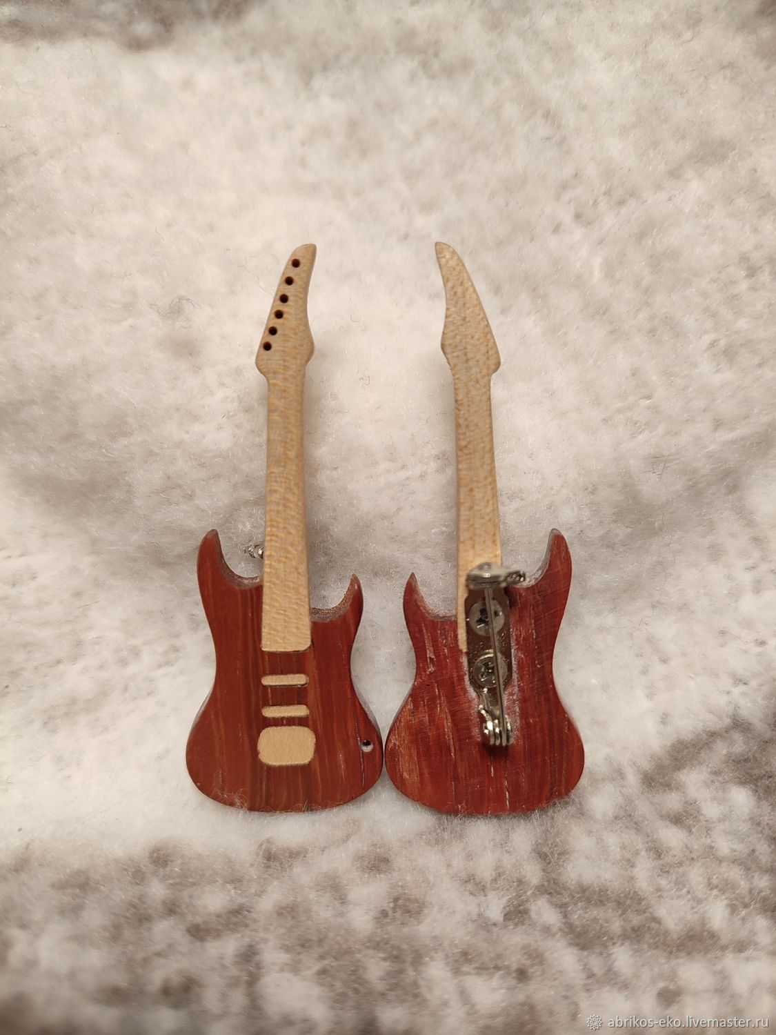 Брошь деревянная, гитара Stratocaster, падук/клён в интернет-магазине ...