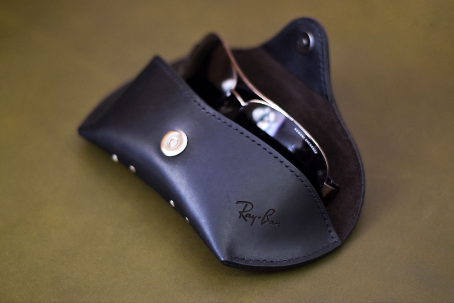 Очечник кожаный черный на магните с гравировкой RayBun в интернет ...