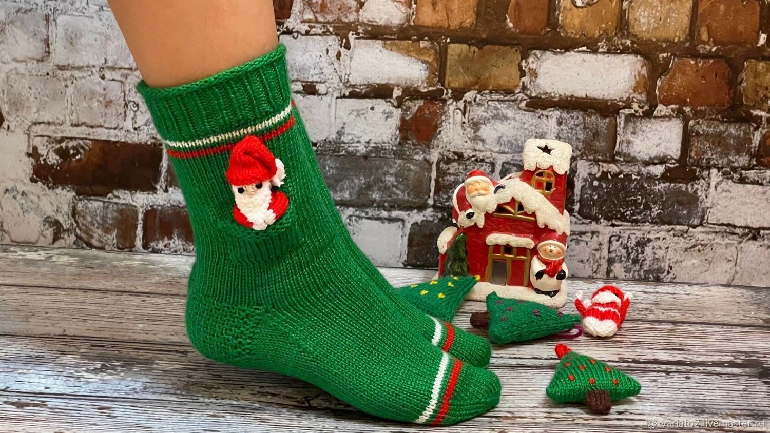 Новогодние вязаные носки с Дедами Морозами в кармашках – заказать на ...