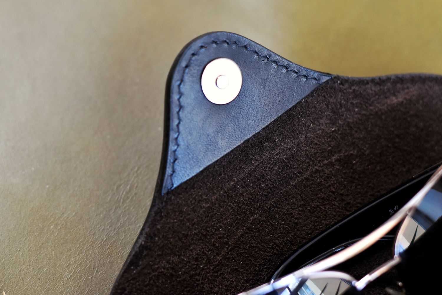 Очечник кожаный черный на магните с гравировкой RayBun в интернет ...