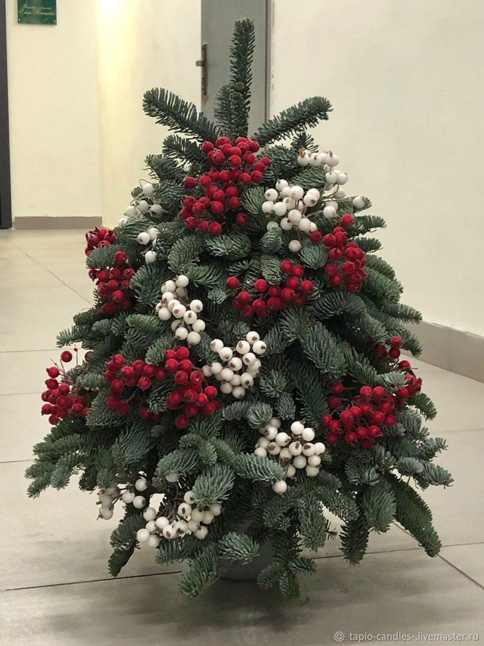 Новогодняя композиция елка из живых веток + декор Нобилис 50 см, ягоды ...